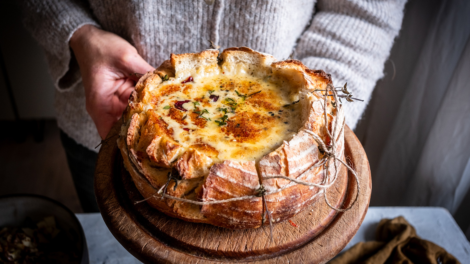 Käsefondue Rezept im Brot – einfach & aus dem Ofen | Rimoco